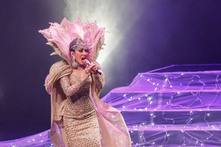 Musik, Lelucon, dan Kemewahan Ala Princess Syahrini - ULTIMAGZ