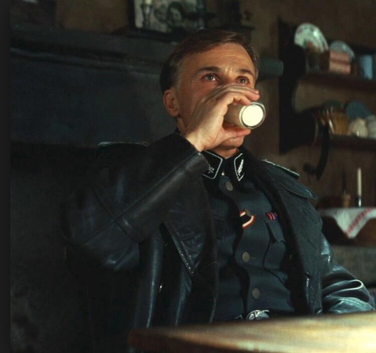 Makna Adegan Minum Susu oleh Karakter Antagonis di Film Hollywood