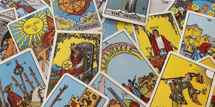 Kartu Tarot, Pembacaan yang Tidak Sama dengan Ramalan Kartu Tarot, Pembacaan yang Tidak Sama dengan Ramalan